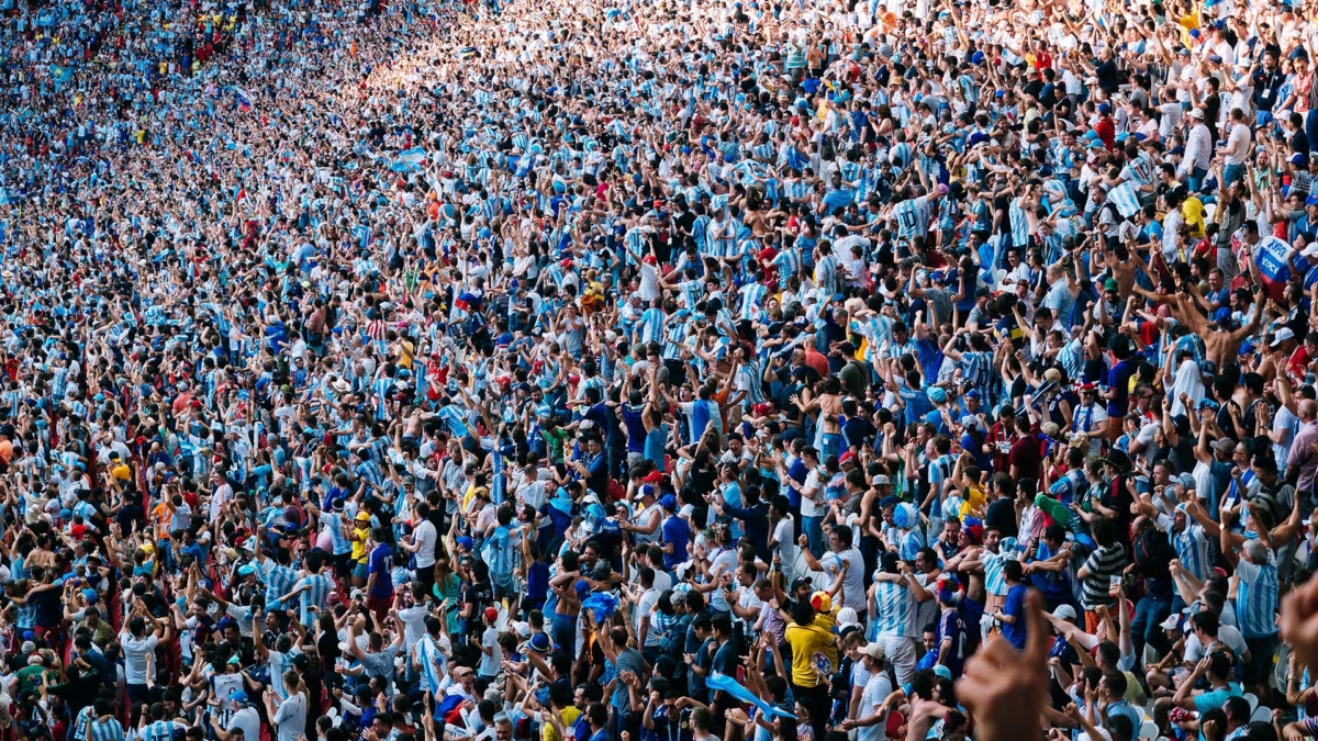 1920x1080-crowd-01 - Cabeza Advertising